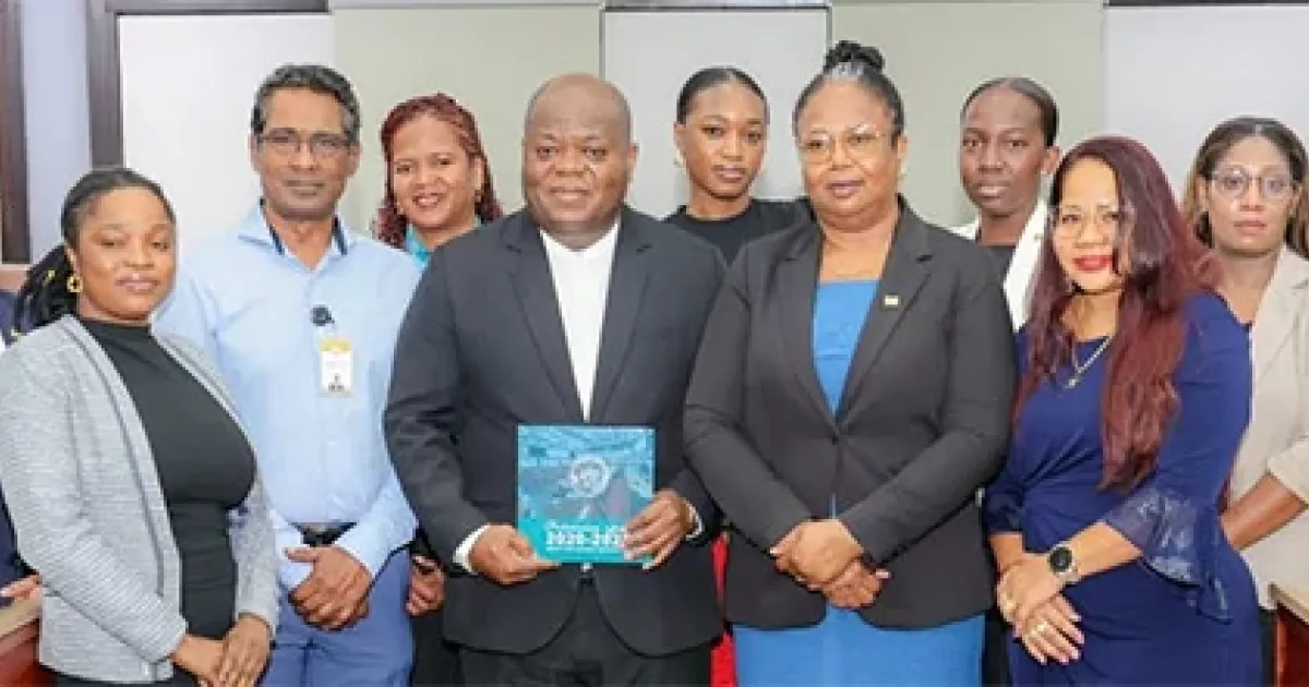 Vijf jaar parlementaire prestaties en wetgeving in boekwerk | Suriname ...