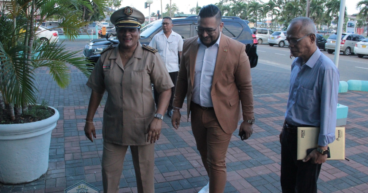 Kersverse minister Uraiqit Ramsaran van TCT brengt bezoek aan Nickerie ...