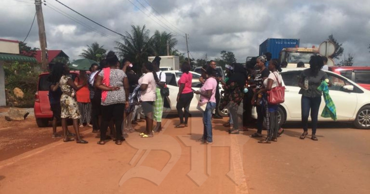 Leerkrachten in Moengo zijn ten einde raad | Suriname Nieuws Centrale