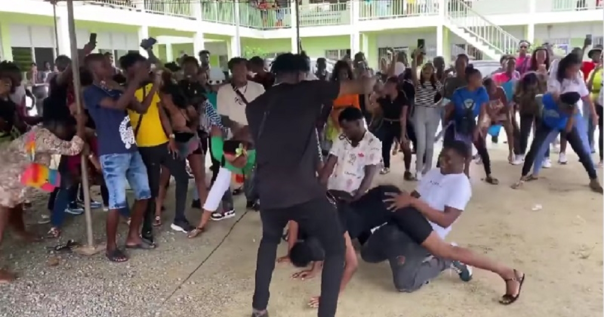 MinOWC keurt immoreel- en wangedrag Imeao-4-scholieren af | Suriname ...