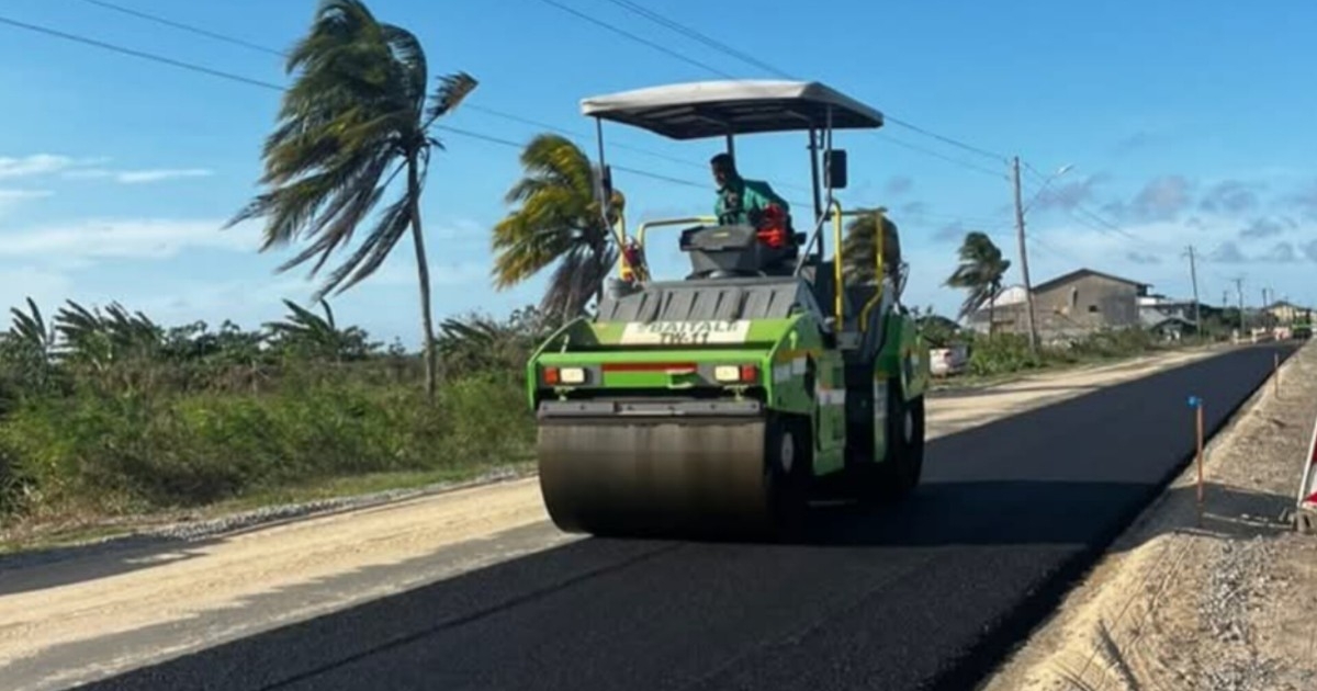 Start asfaltering wegstrekking Monkshoop–Coppenamebrug | Suriname Nieuws Centrale