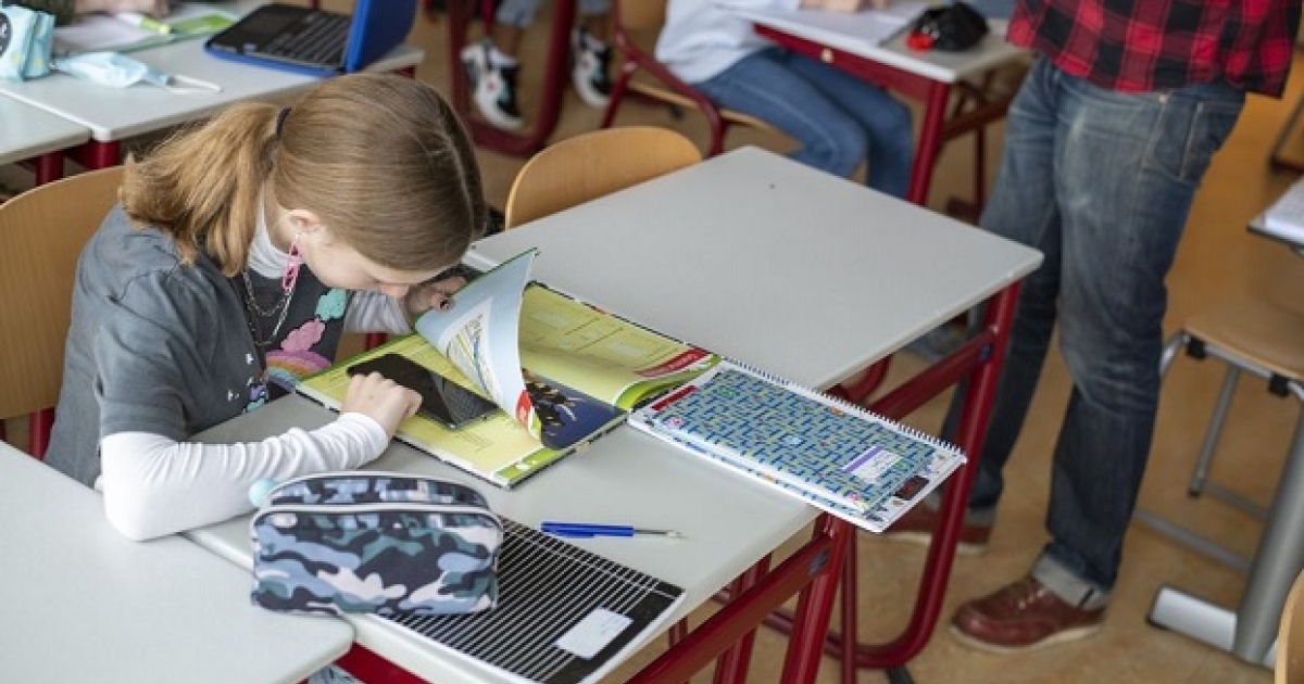 Geen mobiele telefoon meer in de klas in Nederland | Suriname Nieuws Centrale