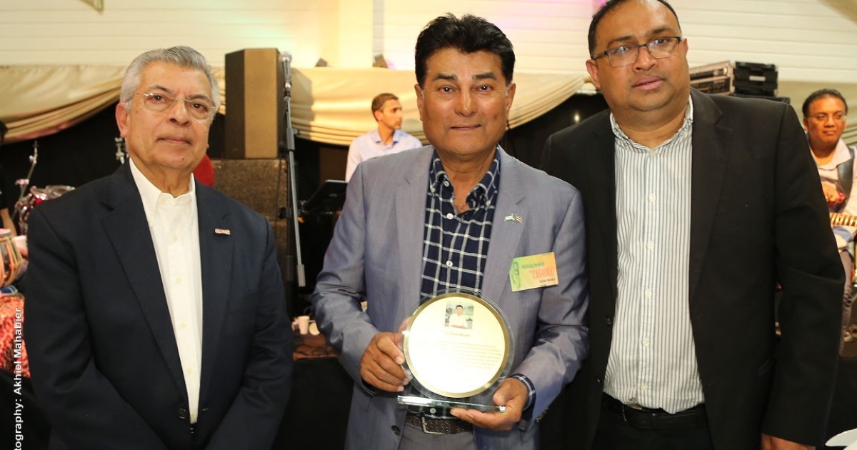 Dr. Chander Mahabier ontvangt plaquette en Surinaams-Rotterdams-speld ...