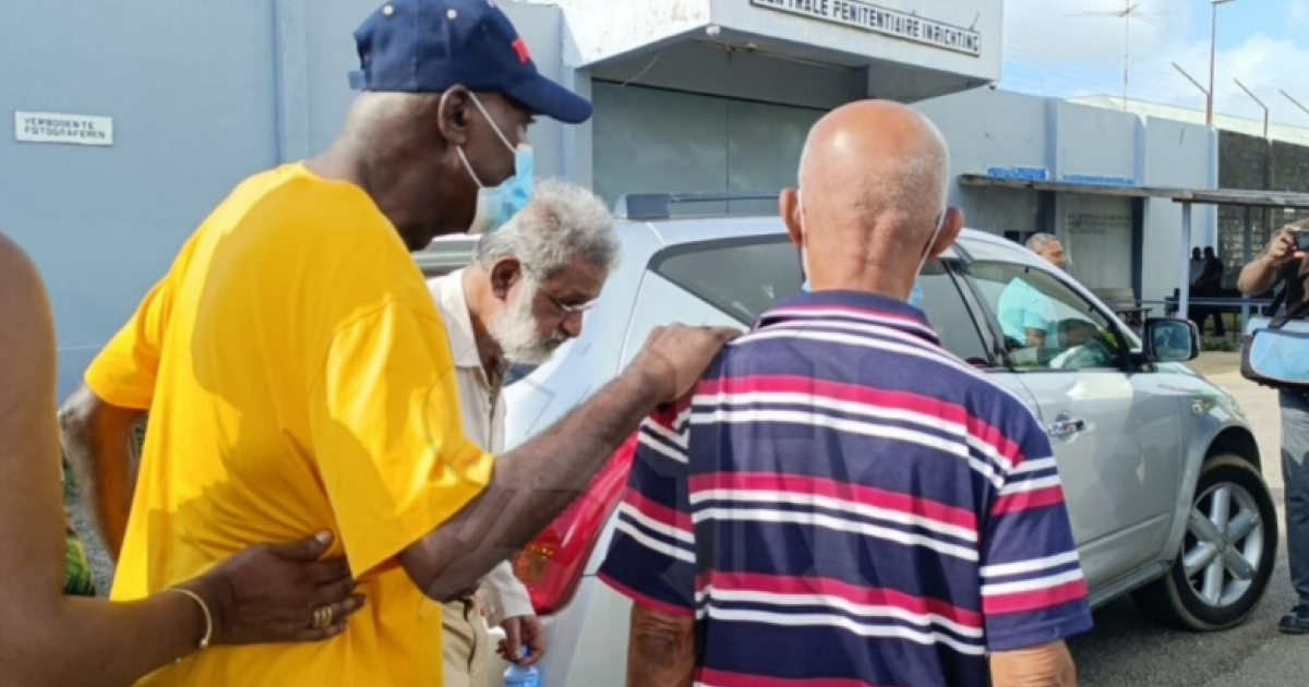 Gefferie Dendoe en Brondenstein melden zich aan bij de gevangenis ...