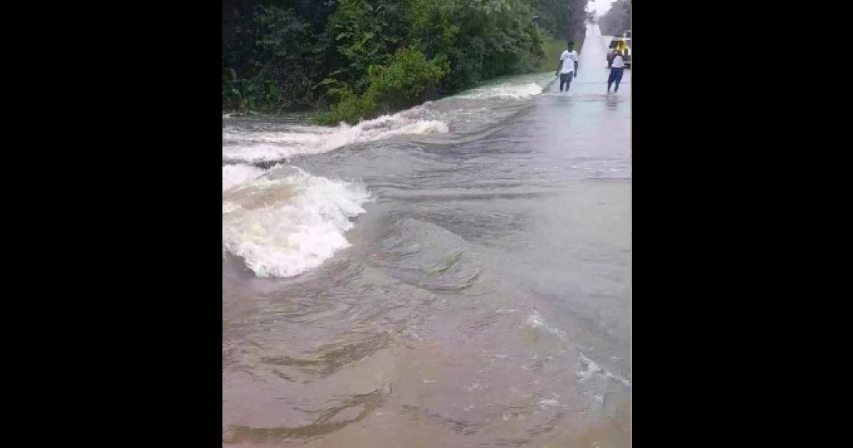 Weg naar Atjoni volledig onder water; taxichauffeurs vrezen voor het ...