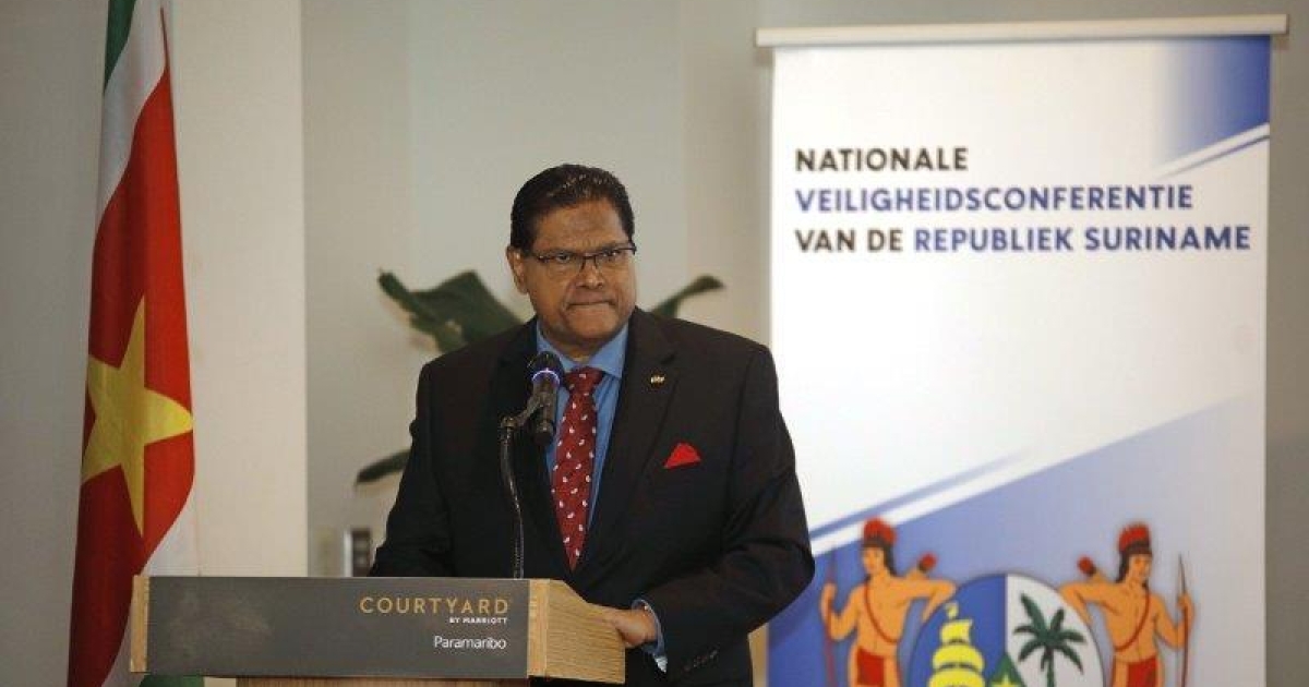 Linscheer overhandigt president veiligheidsplan | Suriname Nieuws Centrale