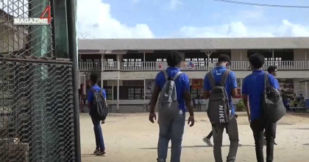 Leerkrachten van de AMS in staking na uitblijven achterstallige ...