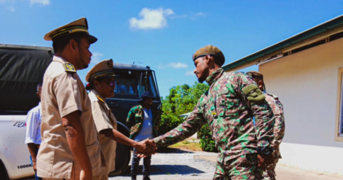 DC’s brengen kennismakingsbezoek aan gewapende machten in Apoera ...