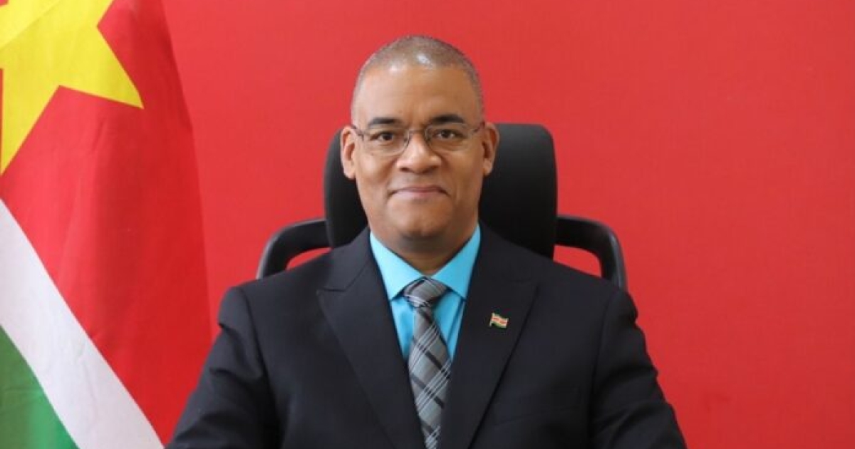 Geen lange rijen meer: KPS lanceert rijbewijzen-portaal | Suriname ...