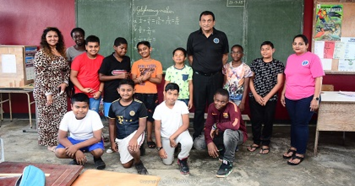 Ori bezoekt aandachtscholen in Commewijne | Suriname Nieuws Centrale