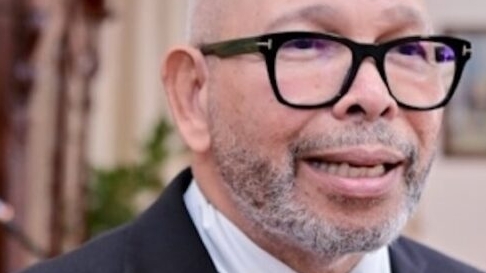 Dirk Currie beëdigd als nieuwe minister van Onderwijs in Suriname ...