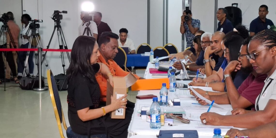 14 politieke partijen dienen kandidatenlijsten in | Suriname Nieuws ...