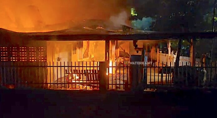 Felle brand verwoest woning te Van Pettenpolder in Nickerie | Suriname ...