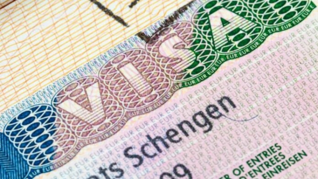 Belastingdienstmedewerkster verdacht van visumfraude voor tientallen ...